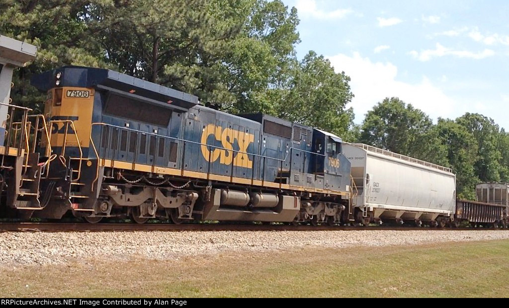 CSX C40-8W 7906 runs third